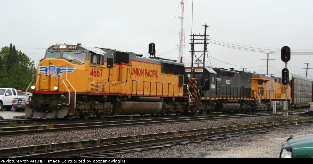 Tunnelmotor second out on a WB auto train in the rain